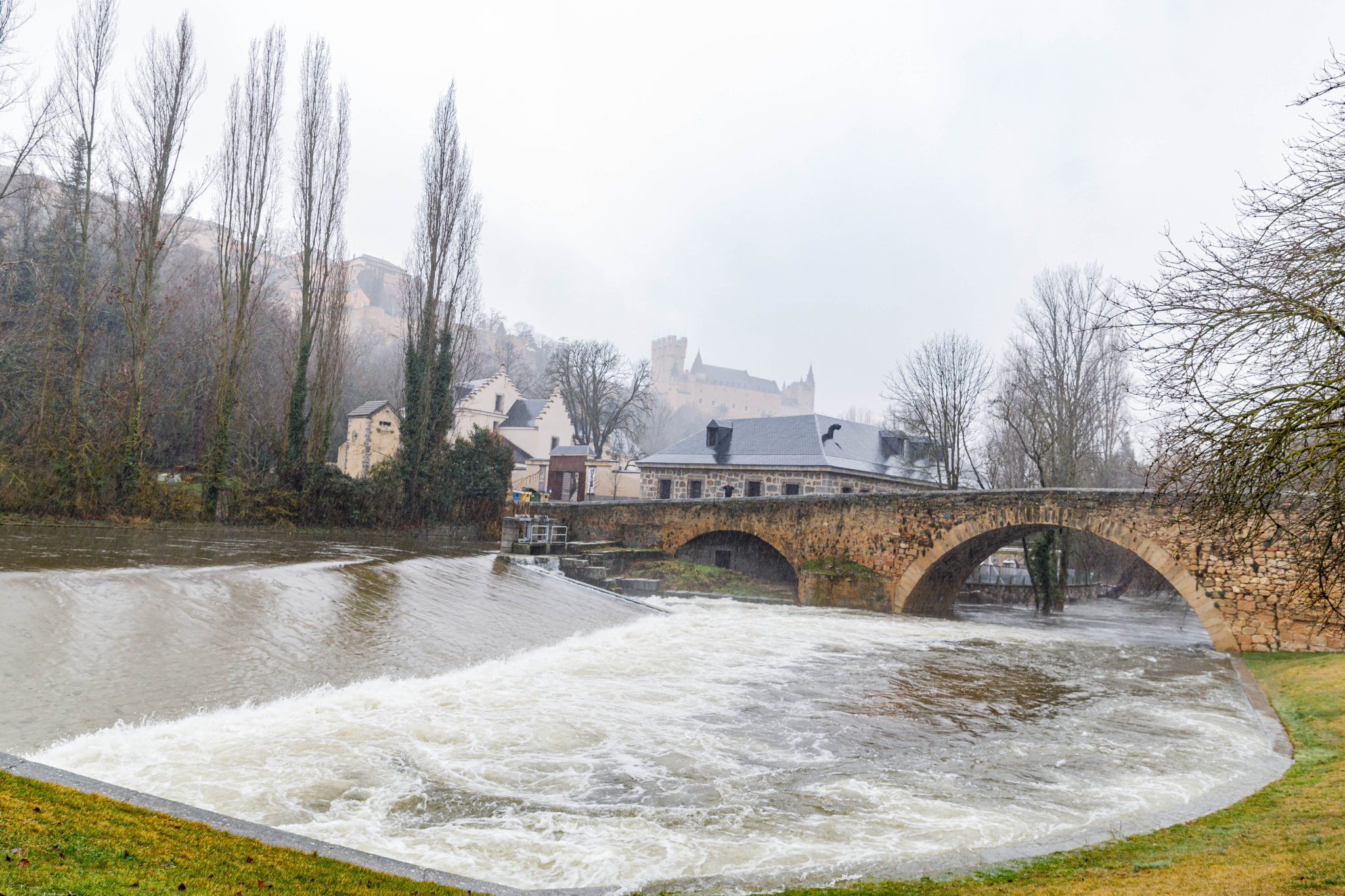 Nueva crecida del río Eresma, pero controlada a su paso por Segovia y ...