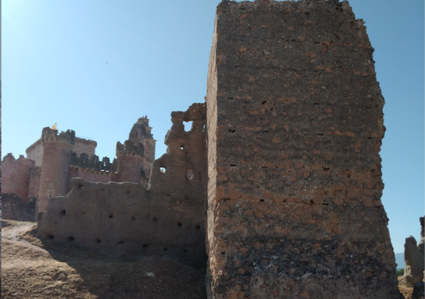 El castillo rosa de un pueblo de Segovia que se ha vuelto a hacer viral ...