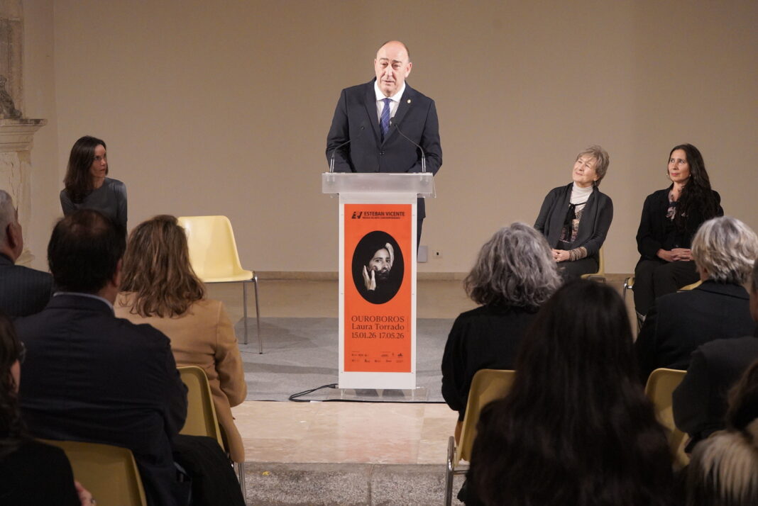 ‘Ouroboros’, una exposición que simboliza el ciclo infinito de la vida ...