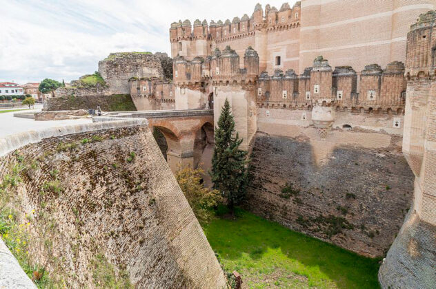 Un castillo a base de ladrillo en la provincia de Segovia - Noticias y ...